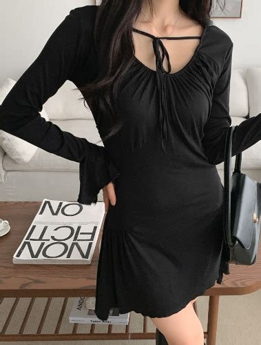 하프닌 라비앙 스트랩 리본 끈 블랙 셔링 러플 프릴 딱붙는 슬림핏 여리 페미닌 가을 가을신상 가을원피스 딱붙원피스 긴팔원피스 파티룩 할로윈 미니원피스