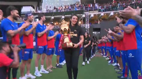 Virat Kohli And Rcb Mens Team Give Womens Team Guard Of Honour As