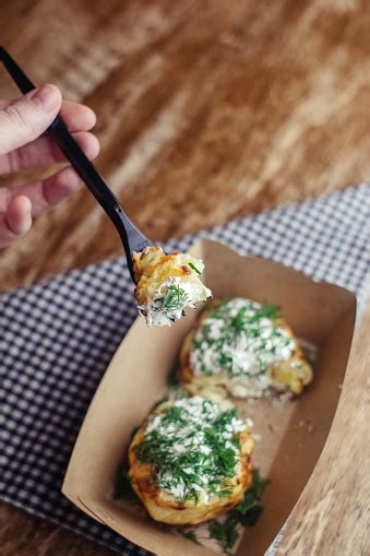 패스트 푸드 레스토랑에서 준비 된 감자 토르티야의 클로즈업 브라질 국가 요리 골판지 상자에 음식 테이크 아웃 음식 감자와 치즈를