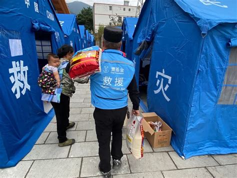 物资发放直升机来帮忙，风雨中壹起守护 泸定地震响应行动播报004 紧急救灾 壹基金官方网站