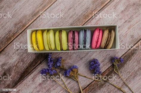 프랑스 마 카 롱 케이크입니다 마카롱 나무 배경에 말린 꽃 상자 0명에 대한 스톡 사진 및 기타 이미지 0명 갈색 꽃 식물 Istock
