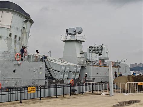 停泊在威海湾的九成新051z051dm大连舰有可能出吗 178