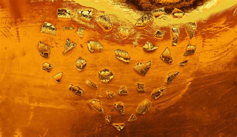 오래 된 흩어져있는 황금빛 거친 배경에 황금 조각과 하트 모양 흐릿한 네온 황금색 조명 신스 팝 스타일 브로큰 하트 포일 0명에