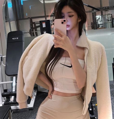 홍설 여성의 아름다운 곡선을 극대화 시킨 로페 팬츠입니다 피치핑크 컬러의 나팔핏 트레이닝 팬츠이며 미세한 펄이 들어간 뮤르 화이트 금장 로고가 포인트입니다 이번