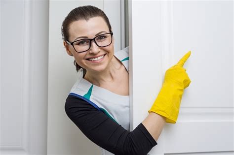 전문 청소 서비스입니다 여자 녀 화이트 도어를 손가락으로 가리키는 노란색 고무 장갑에는 복사 공간 장소 가사 집안일에 대한 스톡 사진 및 기타 이미지 Istock