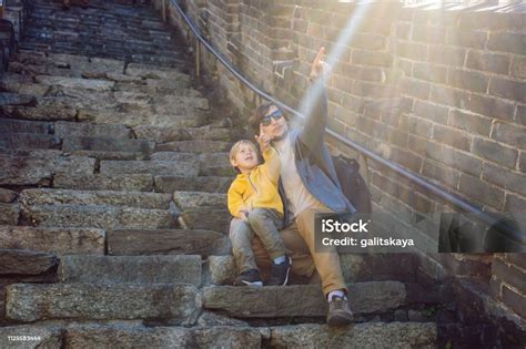 행복 한 명랑 즐거운 관광객 아버지와 아들에 게 중국의 만리 장성에 재미 웃 고 웃 고 춤 아시아에서 휴가 여행 동안 여행 중국 대상입니다 중국 개념에 아이 들과 함께 여행