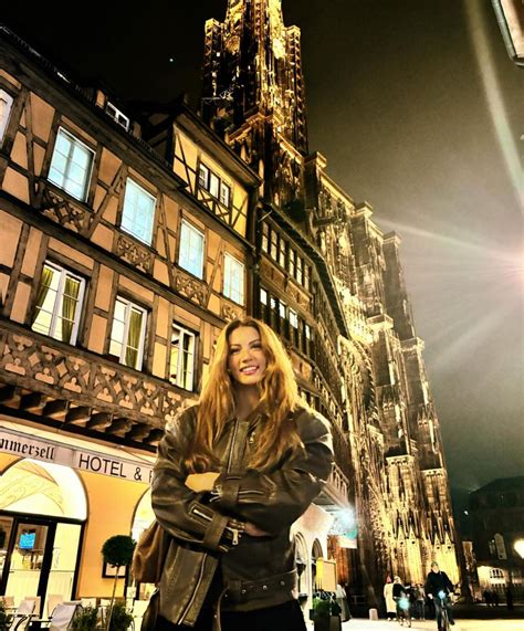 Plak Burcu Zberk Bikinili K Lotsuz S Cak Resimler