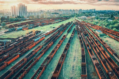 일몰에화물 열차의 공중 보기 역 철도에 녹슨 마차 중공업 창고 녹색 나무 도시 하늘 구름에서 기차와 산업 풍경 맨 위 보기입니다 교통 건물 외관에 대한 스톡 사진 및 기타