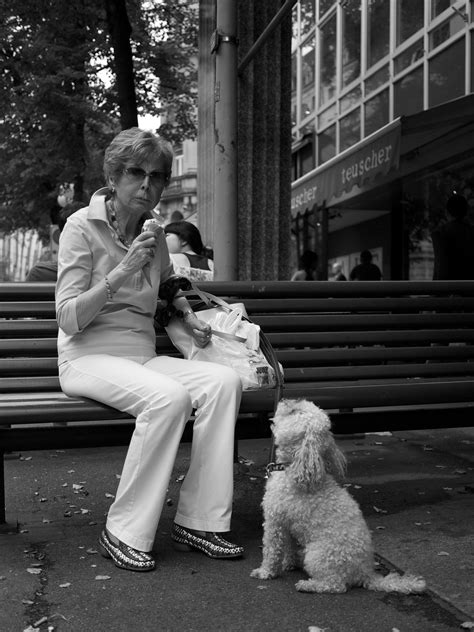 무료 이미지 남자 검정색과 흰색 사람들 도로 화이트 사진술 전자 서적 좌석 훈련 검은 단색화 가로 사진 플리커 도마 비디오 드레스 올림포스