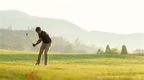 골퍼 스포츠 코스 골프 볼 페어웨이 녹색 잔디에 게임 골프 티를 재생 하는 사람들 라이프 스타일 남자 여름에 아시아 남자 선수