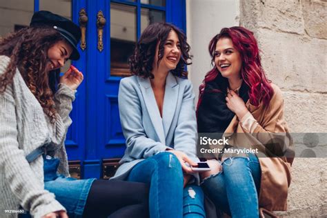 채팅을 하 고 거리 도시에 웃 고 세 젊은 여자의 야외 샷 가장 친한 친구 얘기 하 고 재미 가을에 대한 스톡 사진 및 기타