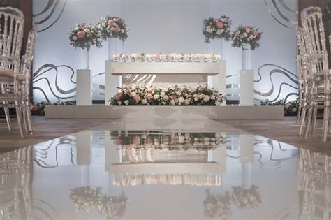 신혼 부부의 테이블입니다 공 유리 화병에 작은 꽃꽂이 손님을위한 준비 결혼식 저녁 식사를위한 레스토랑의 인테리어 케이터링 개념 개체 그룹에 대한 스톡 사진 및 기타 이미지