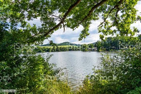 Sauerland에있는 Sorpesee의 전망 호수와 숲이있는 풍경 선더른 근처의 목가적 인 자연 0명에 대한 스톡 사진 및 기타 이미지 Istock