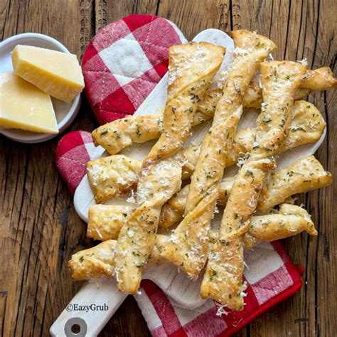 Easy 3 Ingredient Garlic Bread Twists Crescent Roll Hack Eazygrub