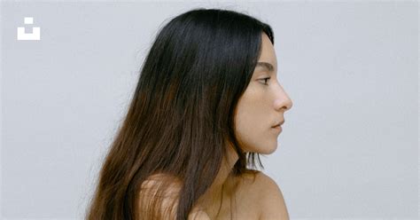 다리를 꼬고 땅에 앉아 있는 여자 사진 Unsplash의 무료 얼굴 이미지