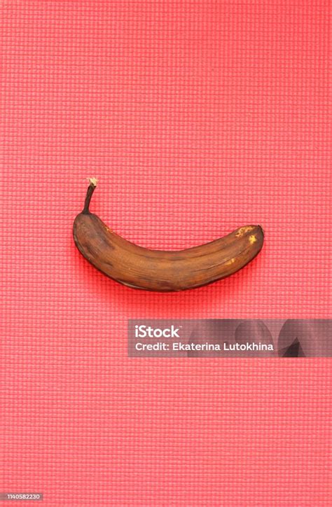 검은 바나나 버 릇 밝은 빨간색 배경 팝 아트에 썩은 바나나 하나의 버 릇 없는 검은 바나나 텍스트의 공간을 복사 합니다 최신 유행의 버 릇 없는 유기농 과일이미지 0명에