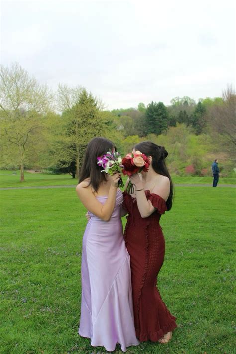 Prom Photoshoot Ideas Friends Prom Pic Poses Friends Midi Prom