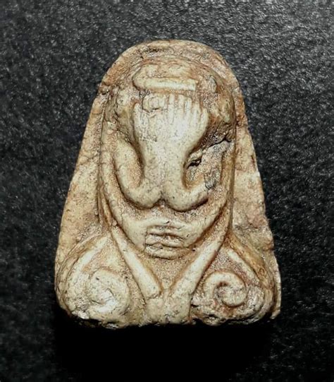 พระปิดตาหลวงปู่เอี่ยม วัดหนัง พิมพ์นะหัวเข่า Ennxo