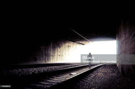 철도에 남자 젊은 남자가 터널에 끝에 밝은 빛에 레일에가 고 터널에 있는 사람이 종료 하려고 합니다 강철에 대한 스톡 사진 및 기타 이미지 Istock