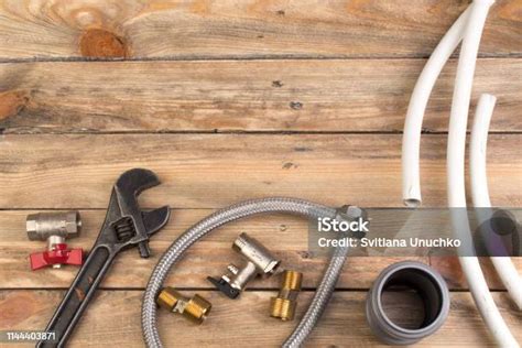 피팅 파이프 밸브 물에 대 한 플라스틱 파이프 물 호스 나무 배경에 조정 렌치 평면도 텍스트의 공간을 복사 합니다 0명에 대한