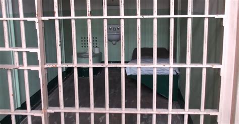 Celadedetenção Dedetenció 中心 가라앉다 감금 감방 감옥 감옥 제도 격리 격리 셀 고독 교도 교도소 구류 금속 금속 바 기관