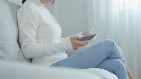 Femme Utilisation Téléphone Analyse Code à Barre Ou Qr Codes à Payer Crédit Carte Facture Après