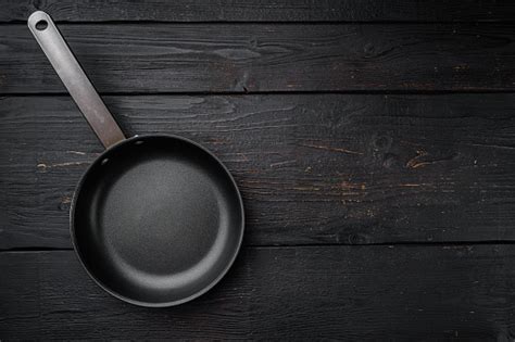 텍스트 또는 음식에 대한 복사 공간이있는 텍스트 또는 음식을위한 복사 공간이있는 주철 프라이팬 상단 보기 플랫 레이 검은 나무 테이블 배경 0명에 대한 스톡 사진 및 기타
