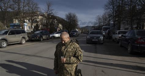 전사한 전우 보내는 우크라이나 군인