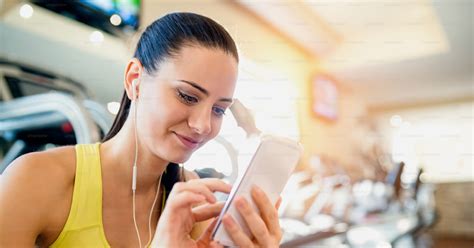 러닝머신의 행에 대해 스마트폰을 가진 체육관에서 매력적인 적합 여자 사진 Unsplash의 사진술 이미지