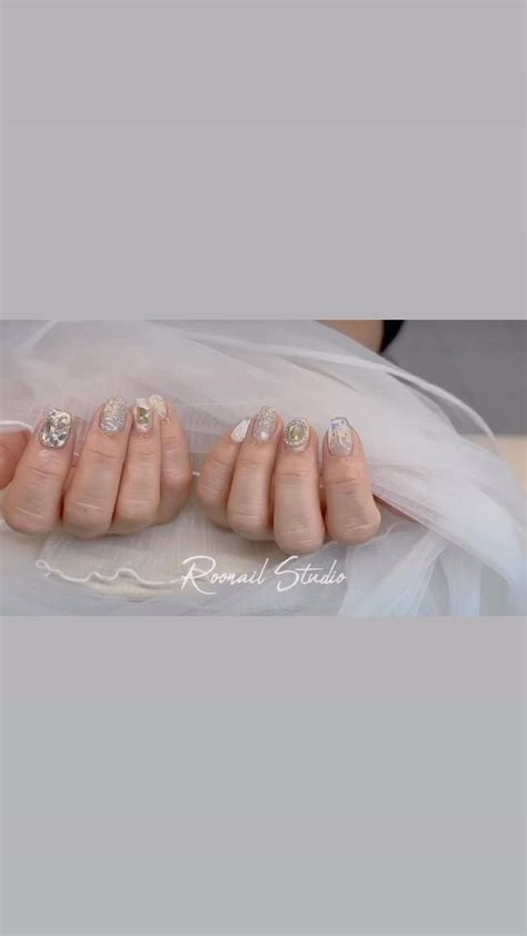 루네일 스튜디오 화려함 짱짱 자석젤 위에 글리터 한스푼💅🏻🪄 네일아트 봄네일 라인네일 셀프네일 마블네일 파츠네일 캐릭터네일 Daily 일상