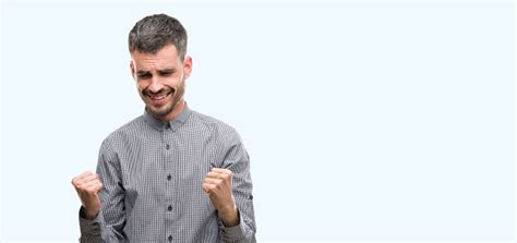 젊은 Hipster 사람이 매우 행복 하 고 흥분 무기와 우승자 제스처를 하 고 웃 고 성공을 위한 비명 축 하 개념입니다 축하에 대한 스톡 사진 및 기타 이미지 Istock