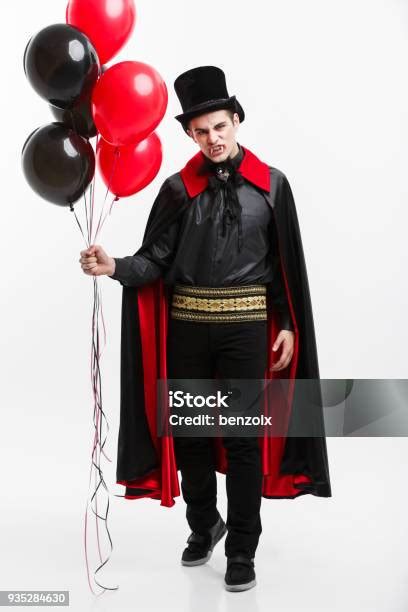 검정과 빨강 할로윈 의상에서 잘생긴 백인 뱀파이어의 전신 초상화 남성에 대한 스톡 사진 및 기타 이미지 남성 남자 미소 Istock