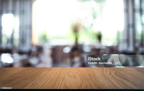 커피가 게의 추상적인 배경 흐리게 앞 빈 나무 테이블 디스플레이에 사용할 수 있습니다 또는 귀하의 제품을 몽타주 제품의 디스플레이 대 한 조롱 0명에 대한 스톡 사진 및