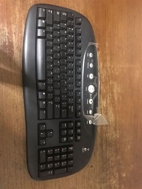 Keyboard Logitech Bekas Elektronik Bagian Komputer And Aksesoris Di Carousell