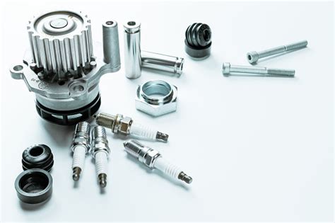 흰색 자동차 부분 새로운 금속 자동차 부품세트 흰색 배경에 격리 된 자동차 모터 정비사 예비 또는 자동차 조각 수리 및 차량 서비스 0명에 대한 스톡 사진 및 기타 이미지