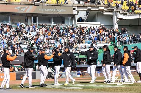 한화 시범경기 개막전부터 매진5개 구장 평균 관중 7236명 파이낸셜뉴스