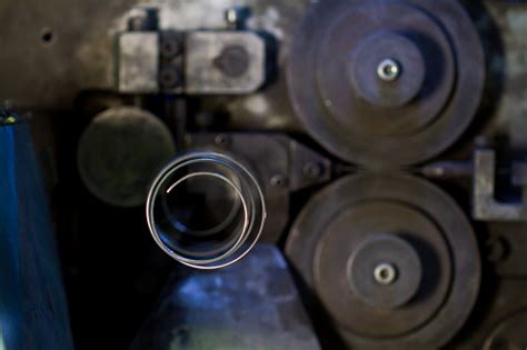 매트리스용 독립 스프링 생산 독립적 인 봄 블록은 분주한포장 스프링의 코일링 및 경화 가구 제조 산업 및 비즈니스 개념 가구에 대한 스톡 사진 및 기타 이미지 Istock