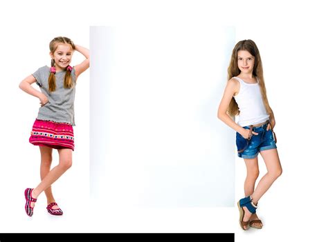 عکس دو دختر زیبا ایستاده در دو طرف یک تابلو سفید عکس با کیفیت و
