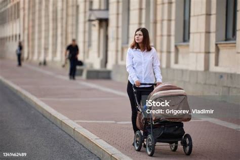 출산 휴가에 여자는 도시 거리에 유모차에 그녀의 아이와 함께 산책 아기 유모차에 대한 스톡 사진 및 기타 이미지 아기 유모차 유모차 인도 보행자 통로 Istock
