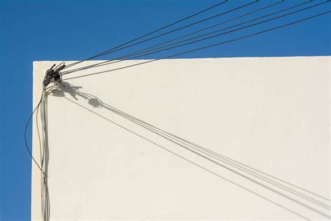 집 밖의 건축 구성 구조 그늘 그림자 그림자 놀이 기술 기하학 깨끗한 깨끗한 하늘 단순한 단순함 대각선의 대조 도시의 디자인 모서리 미니멀