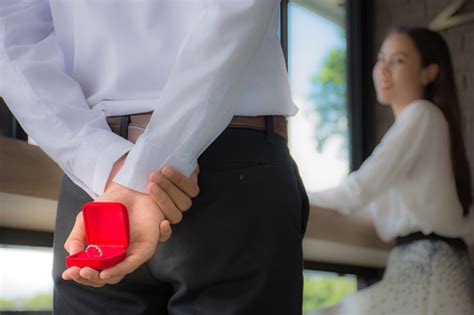 아름다운 여자에게 줄 놀라움을위한 결혼 반지 상자를 들고 젊은 남자 2명에 대한 스톡 사진 및 기타 이미지 2명 결혼식 귀여운 Istock