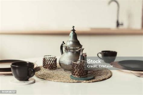 터키 찻주전자와 커피 머그잔이 현대적인 테이블 위에 스탠드에 놓여 있습니다 갈색에 대한 스톡 사진 및 기타 이미지 갈색