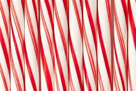 Красно белые тросточки конфеты в форме сердца Стоковое Изображение изображение насчитывающей