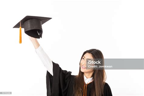 가운 웃 고 흰색 배경 교육 성공 개념에 절연 들고 자랑 스 러 워 느낌 모자와 행복 아름 다운 매력적인 아시아 여자 교육에 대한 스톡 사진 및 기타 이미지 Istock