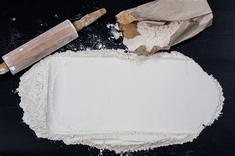 밀가루 고 롤링 핀 식탁에 반죽을 반죽 액세서리와 주방 제품입니다 블랙 테이블 탑입니다 가루로 빻은에 대한 스톡 사진 및 기타 이미지 Istock