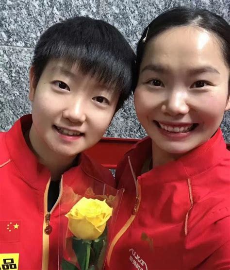 这次国乒拍集体合照时，被孙颖莎与何卓佳的一个细节感动了
