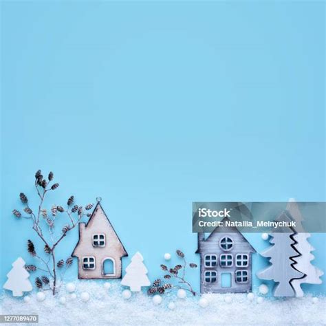 장난감 집 나뭇 가지 와 푸른 배경에 눈이 나무와 크리스마스 구성 새해 배경 아름다운 인사말 카드 공간을 복사합니다 위쪽 보기 크리스마스에 대한 스톡 사진 및 기타 이미지