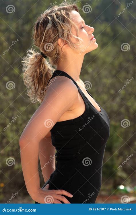 Muchacha Rubia Hermosa De La Aptitud Imagen De Archivo Imagen De Belleza Muchacha