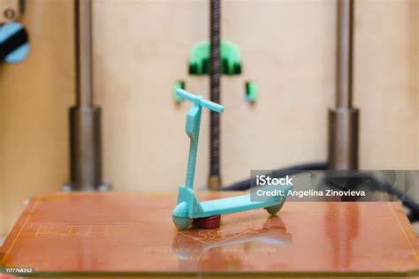 작업을 완료한 후 3d 프린터에 있는 플라스틱 스쿠터의 미니어처 모델 클로즈업 3차원 형태에 대한 스톡 사진 및 기타 이미지