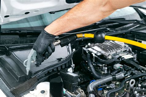 자동차 정비를 선발 뜨거운 증기 엔진을 청소 고압 세척입니다 자동차 세척 개념입니다 자동차 적입니다 남자 청소 차입니다 청소 노동자입니다 거품과 브러시와 엔진 청소 개인